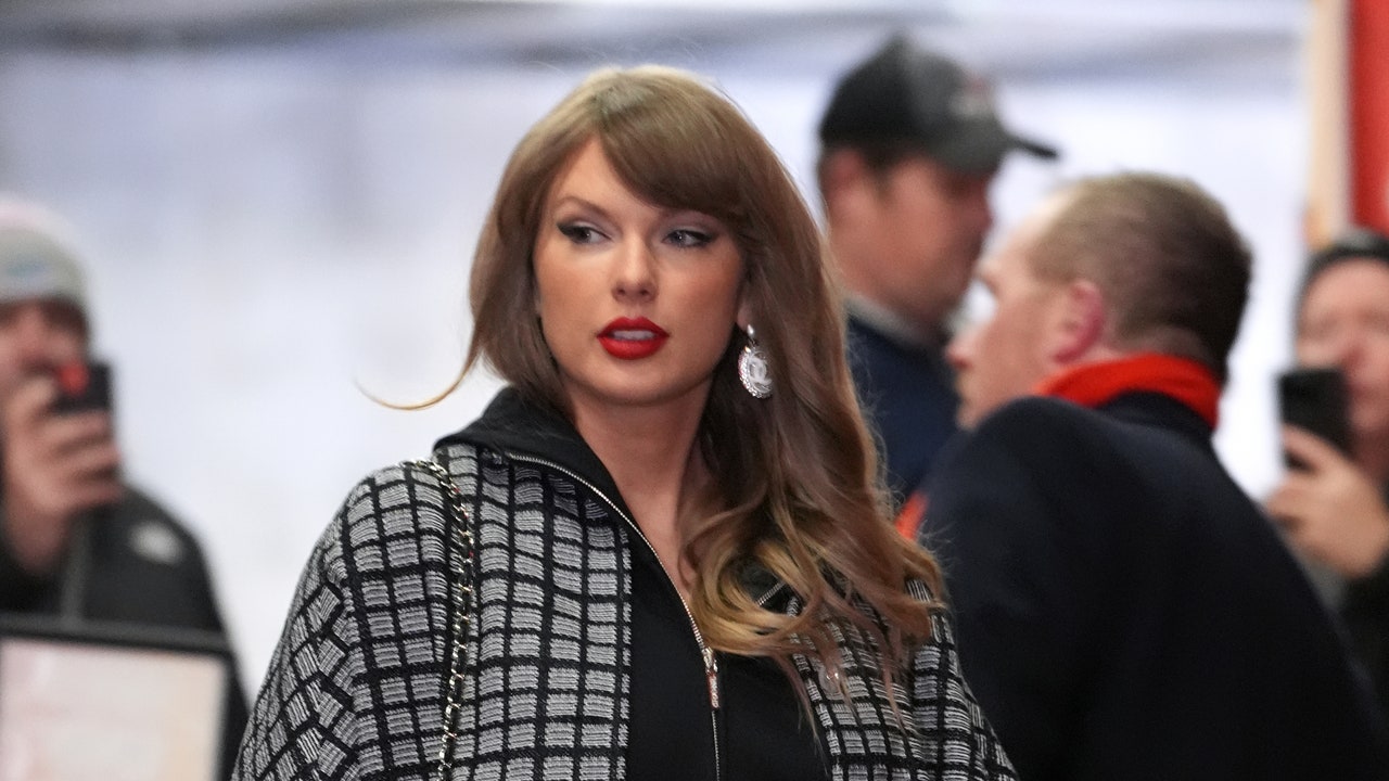 A Taylor Swift Fan Correctly Predicted Her Outfit For the Chiefs ... A Taylor Swift Fan Correctly Predicted Her Outfit For the Chiefs ...
