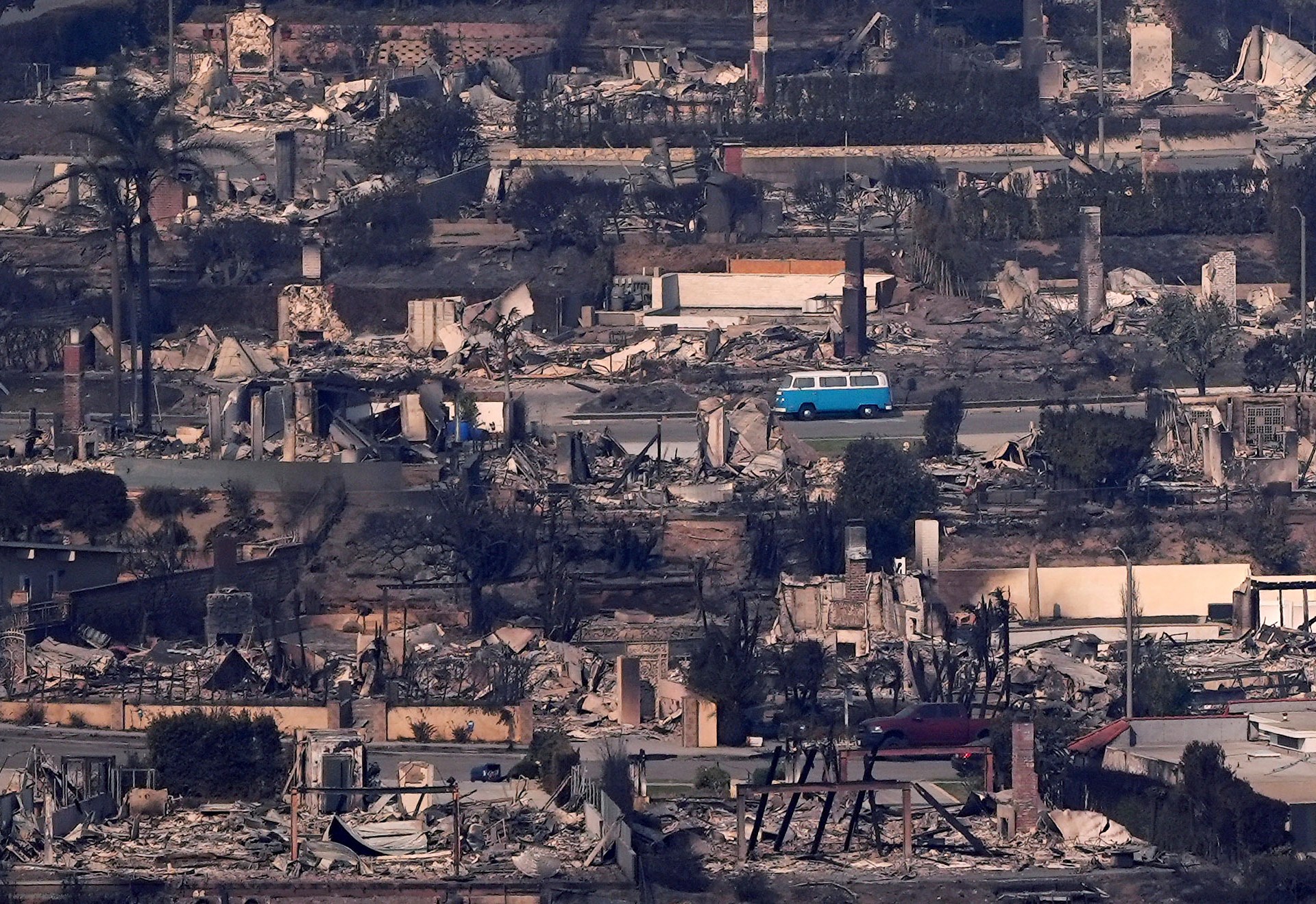 Los Angeles fires burn 10,000 structures as new blaze spreads – DNyuz Los Angeles fires burn 10,000 structures as new blaze spreads – DNyuz