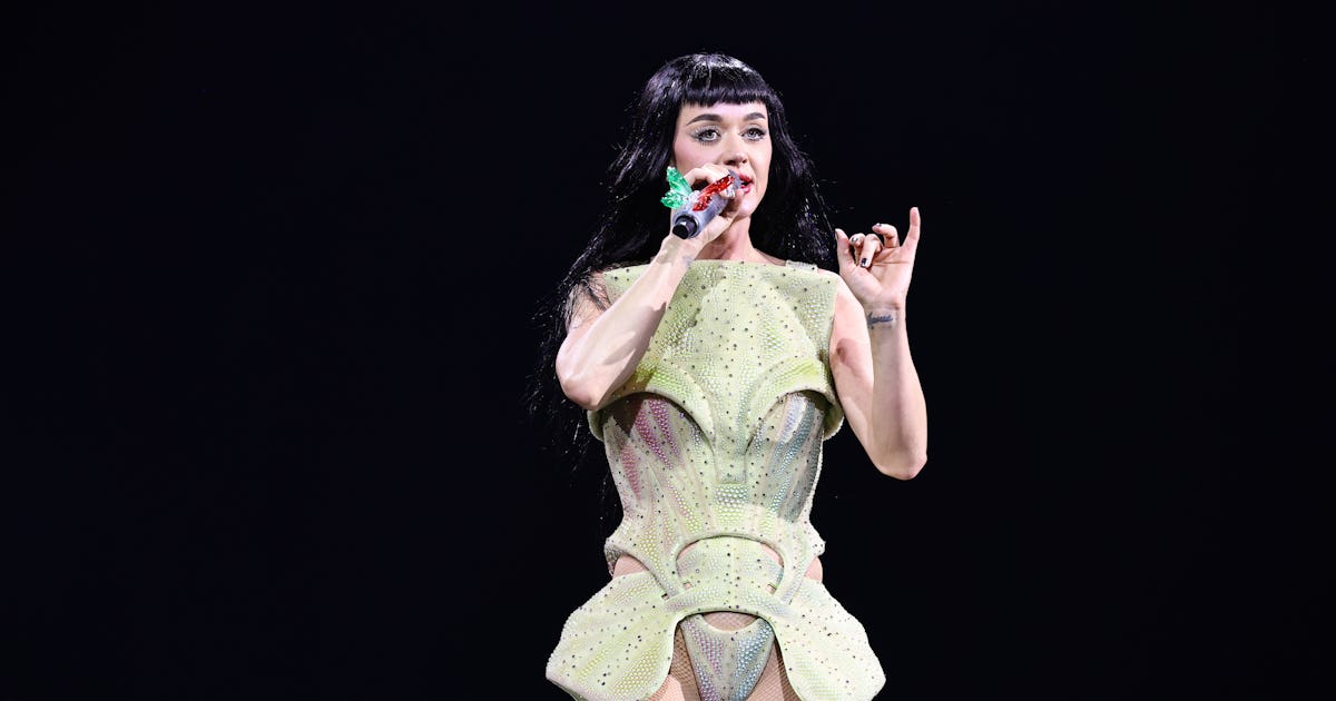 Katy Perry Has Wardrobe Malfunction On Lifetimes Tour – DNyuz Katy Perry Has Wardrobe Malfunction On Lifetimes Tour – DNyuz