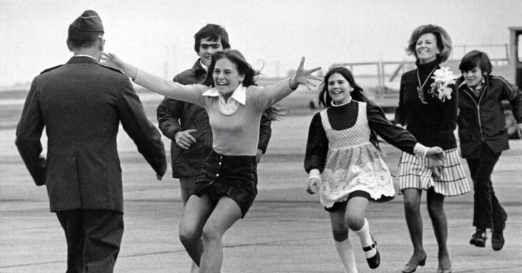 Robert L. Stirm, Returning P.O.W. in Pulitzer-Winning Photo, Dies at 92 ...