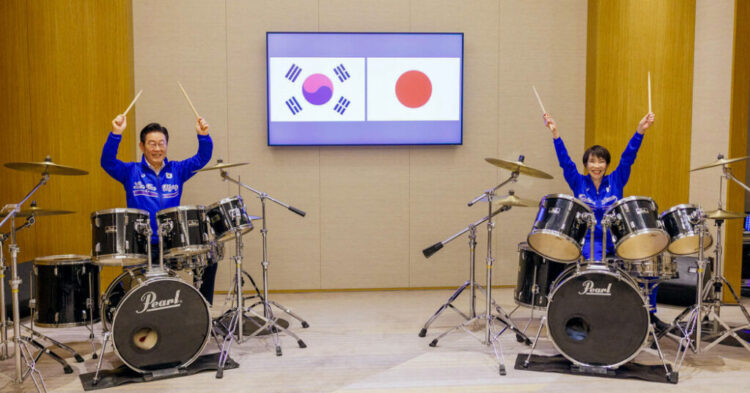 Drum Diplomacy: Leaders of Japan and South Korea in Sync to K-pop – DNYUZ
