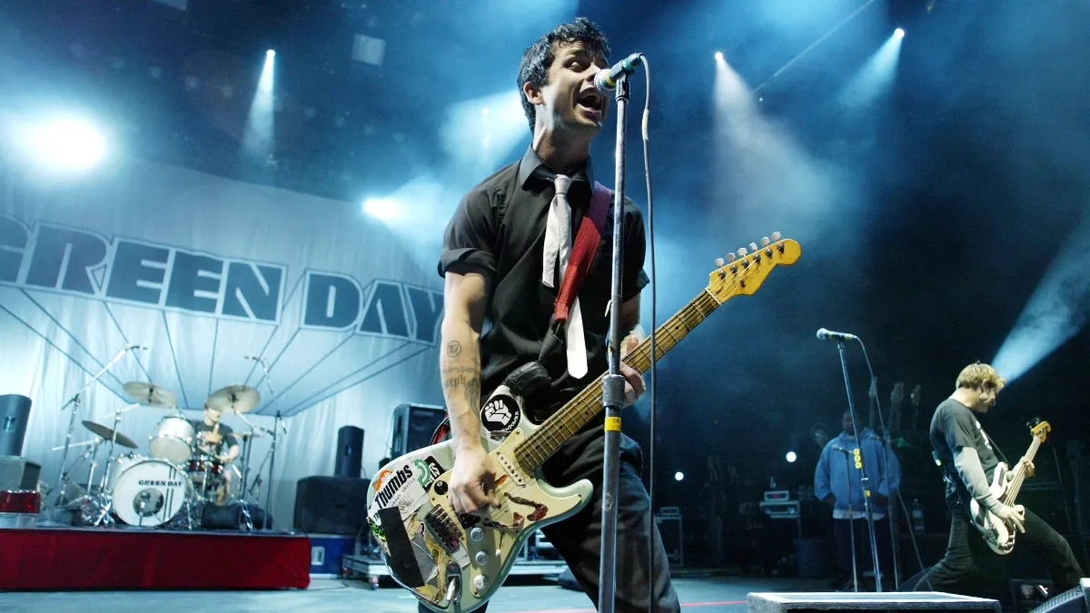 From Fighting Fish to Motorbikes: A Look Into Green Day’s Tour Bus ...