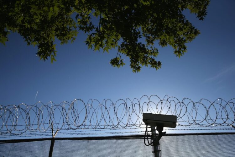 ICE picks untested firms to oversee new warehouse detention centers – DNYUZ