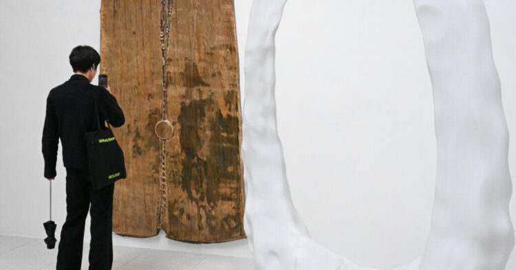 An American Artist Plops His Sculptures on a World Stage – DNYUZ