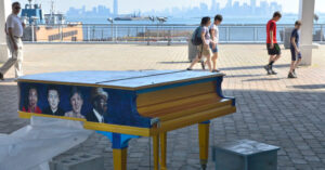 25 Pianos Are Waiting to Be Played Outside – DNYUZ