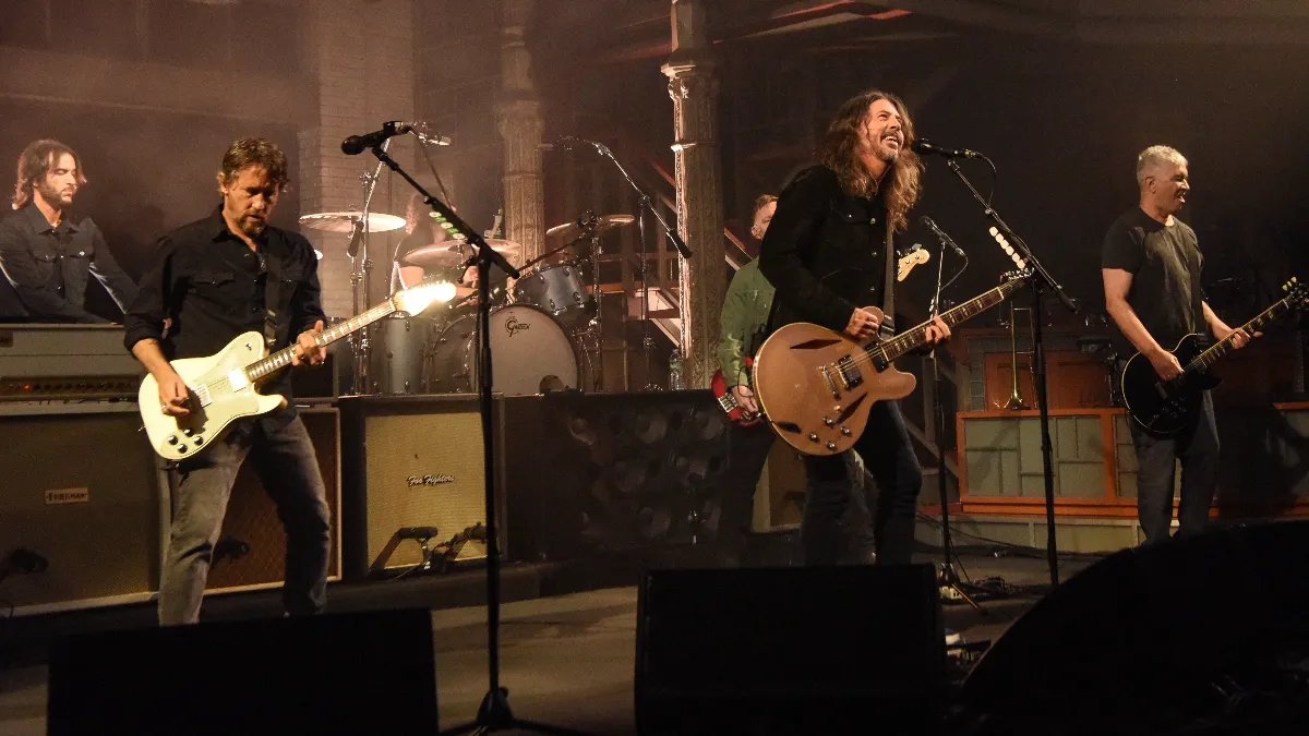 Foo Fighters Surprised Concert Goers With a Dave Grohl Cover Song That ...