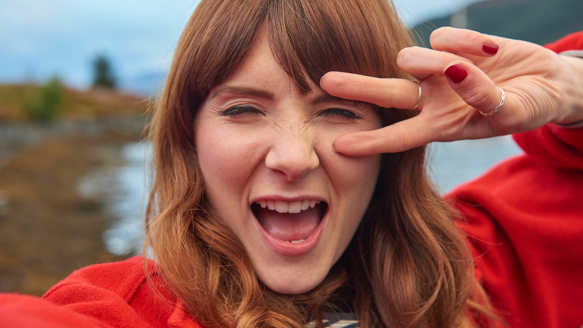 Your Peace Sign Selfie Might Be Giving Scammers Your Fingerprints – DNYUZ