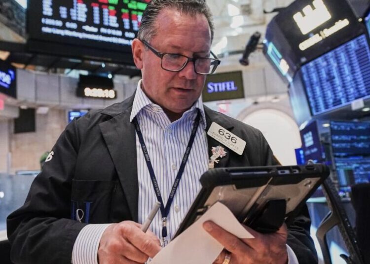 Oil drops below $80 per barrel, while tech stocks weigh on a mixed Wall ...